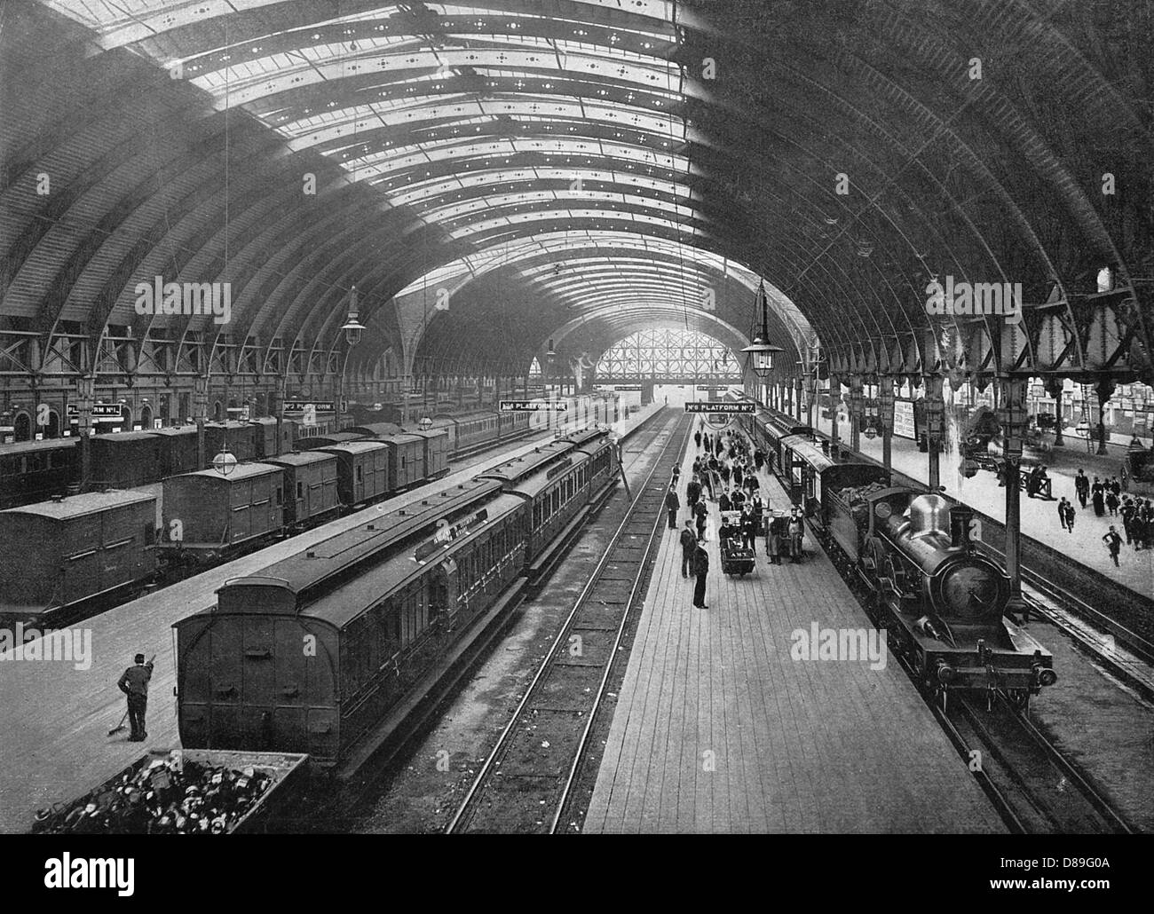 Railway platform london Black and White Stock Photos & Images - Alamy