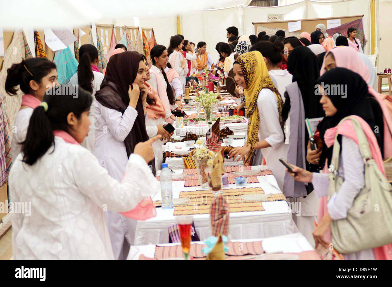 Karachi pakistan women hi-res stock photography and images - Alamy
