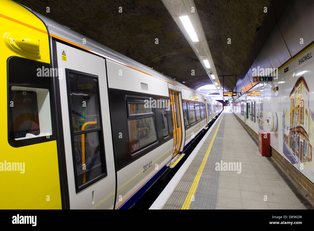 Shadwell overground station hi-res stock photography and images - Alamy