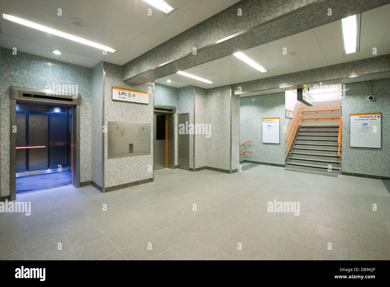 Shadwell overground station hi-res stock photography and images - Alamy
