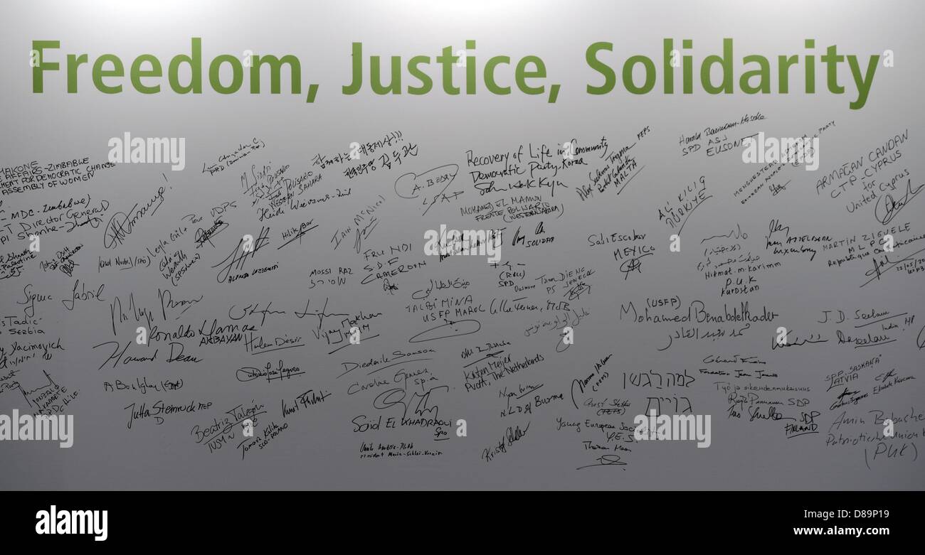 Numerous signatures hi-res stock photography and images - Alamy