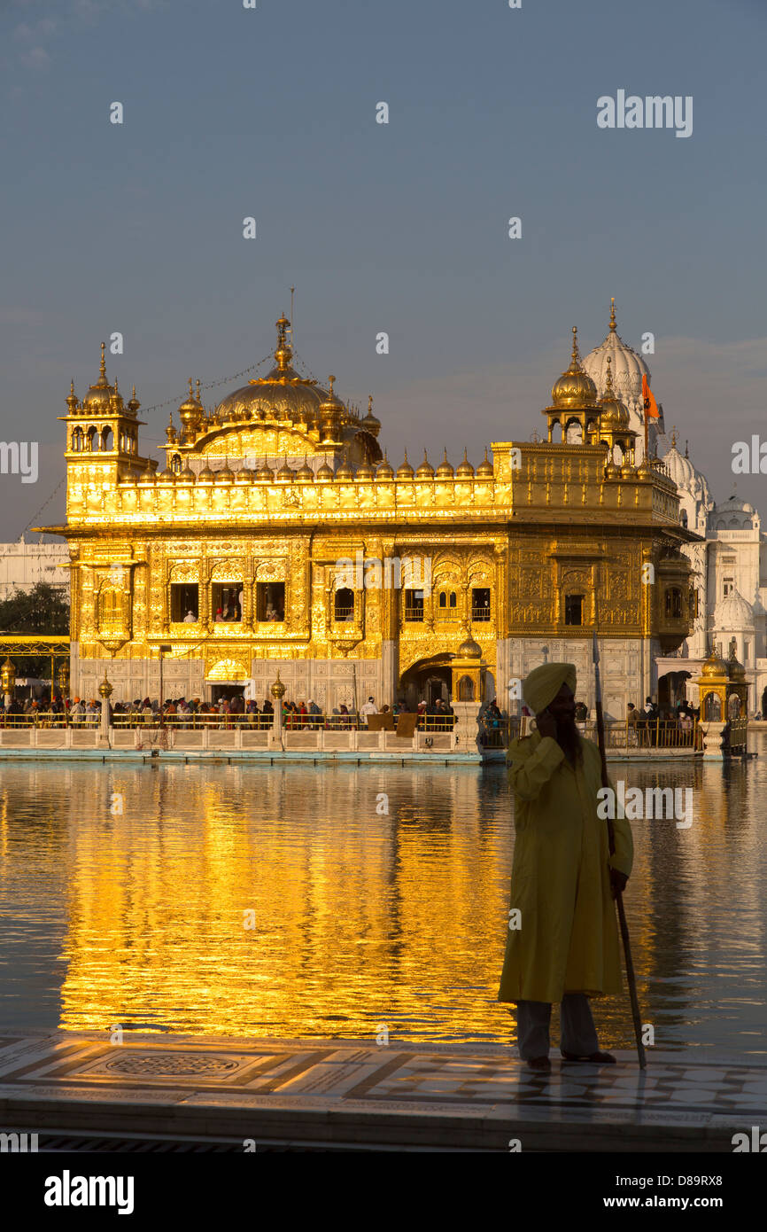 India, Punjab, Amritsar. Golden Temple, Guards Stock Photo - Alamy