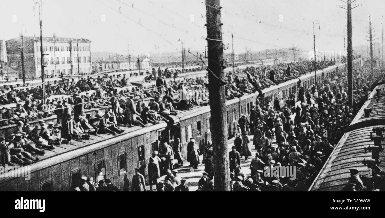 Overcrowded trains hi-res stock photography and images - Alamy