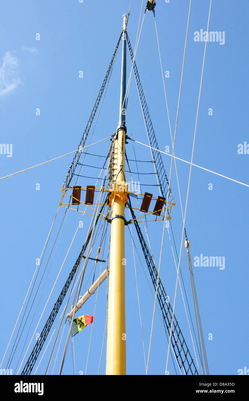 Sails mast rigging hi-res stock photography and images - Alamy