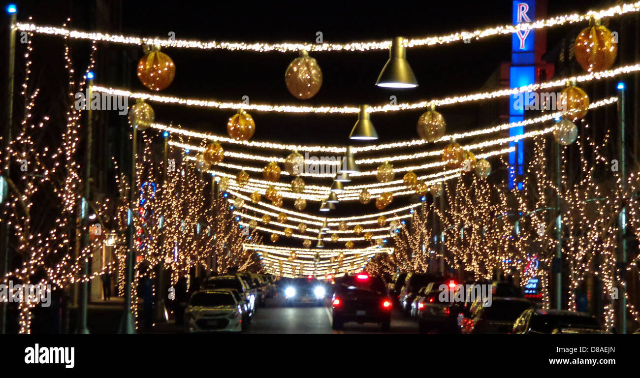 Nighttime street scene features hi-res stock photography and images - Alamy