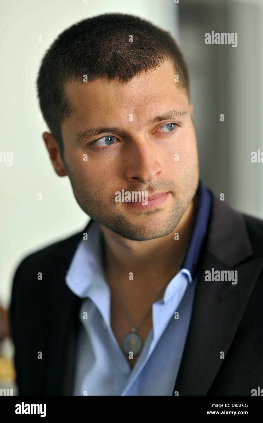 Male actor head shot showing action movie character Stock Photo - Alamy
