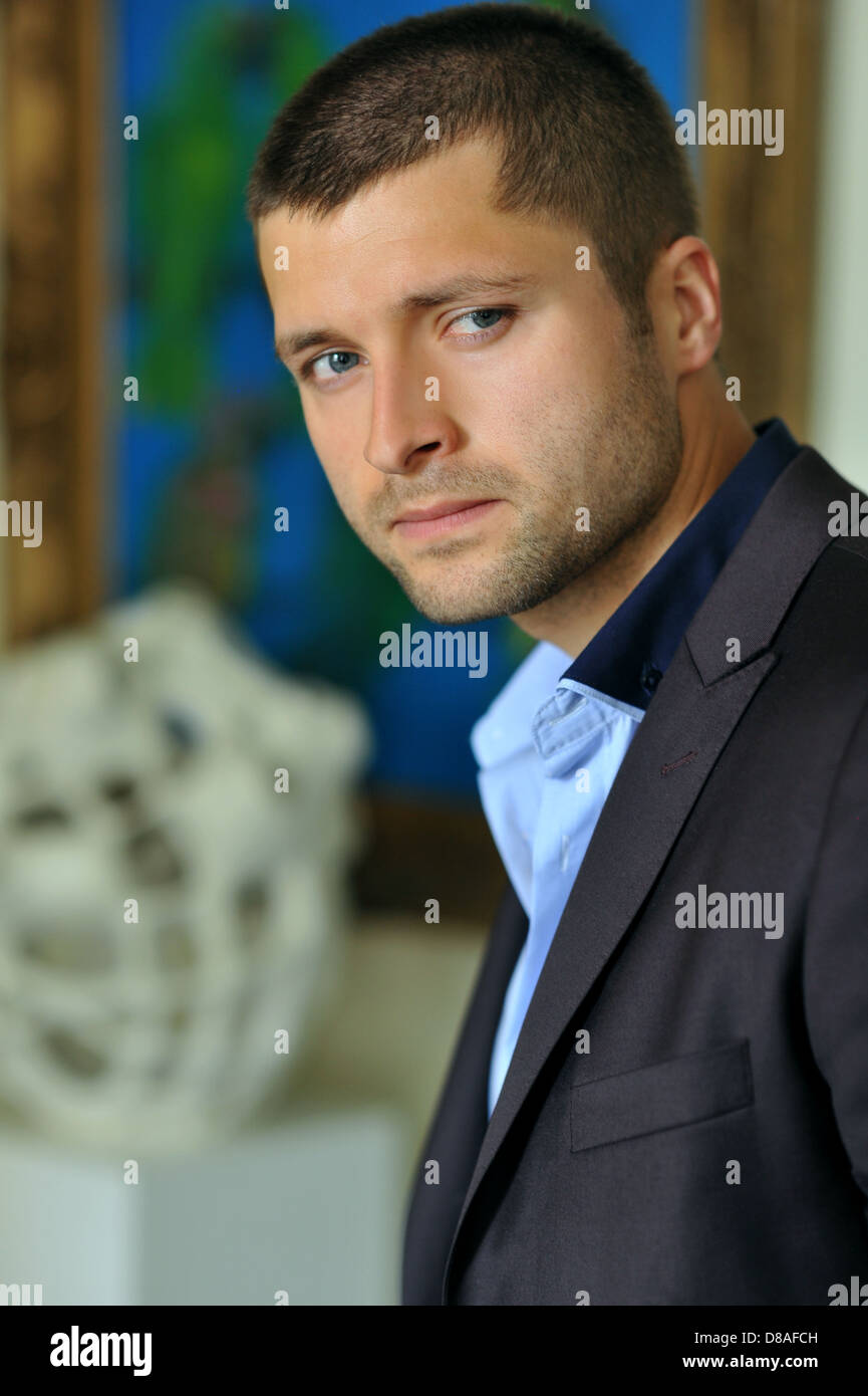 Male actor head shot showing action movie character Stock Photo - Alamy