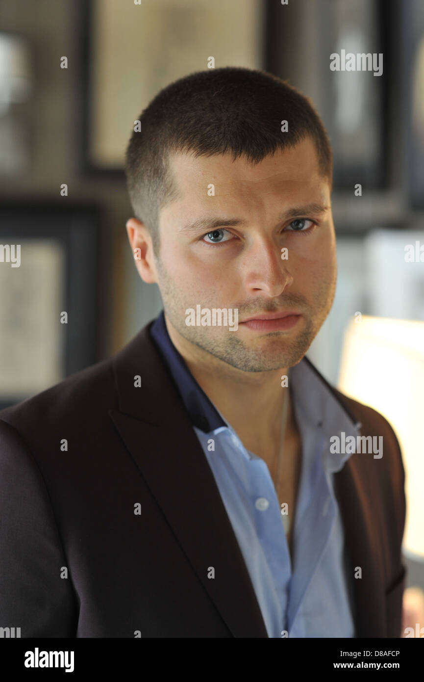 Male actor head shot showing action movie character Stock Photo - Alamy