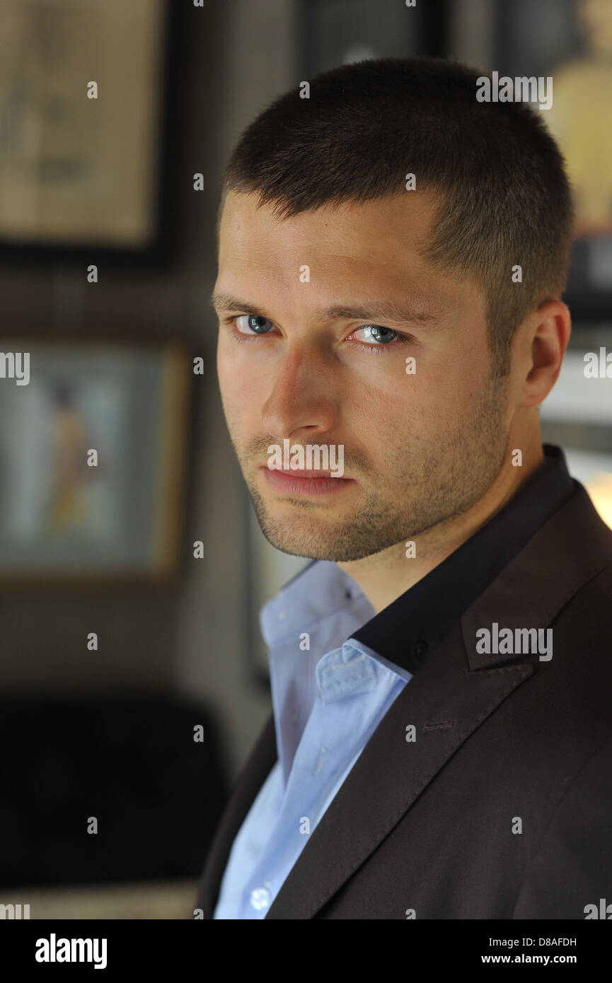 Male actor head shot showing action movie character Stock Photo - Alamy