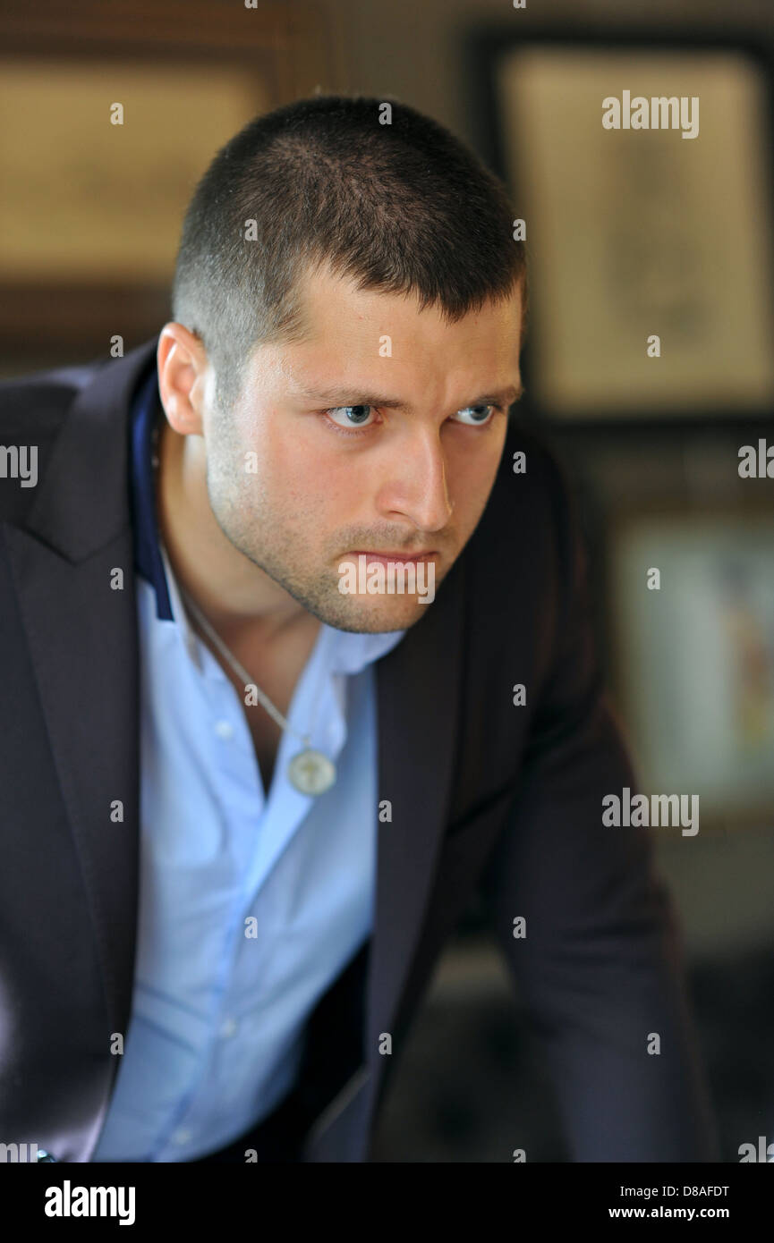Male actor head shot showing action movie character Stock Photo - Alamy