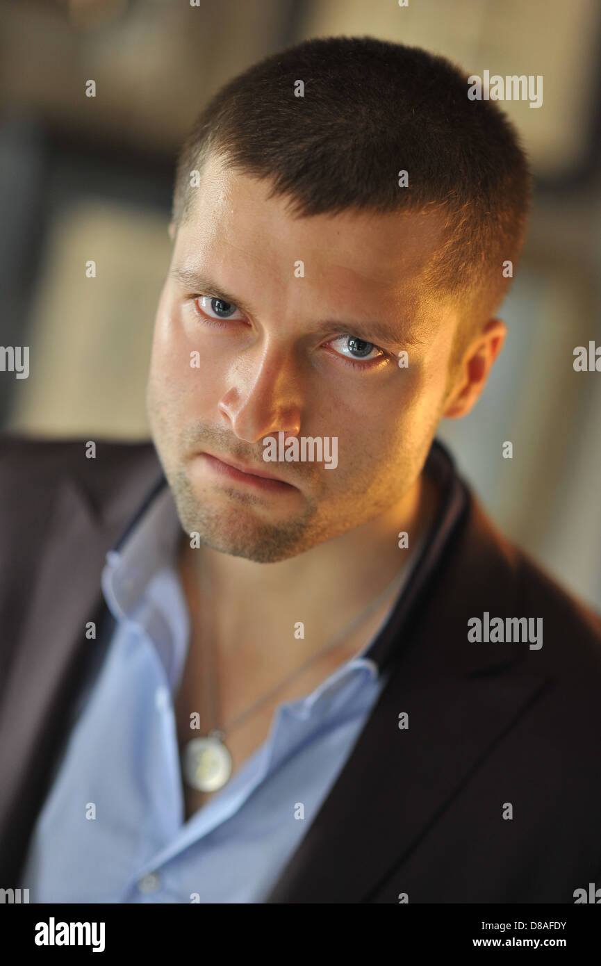 Male actor head shot showing action movie character Stock Photo - Alamy