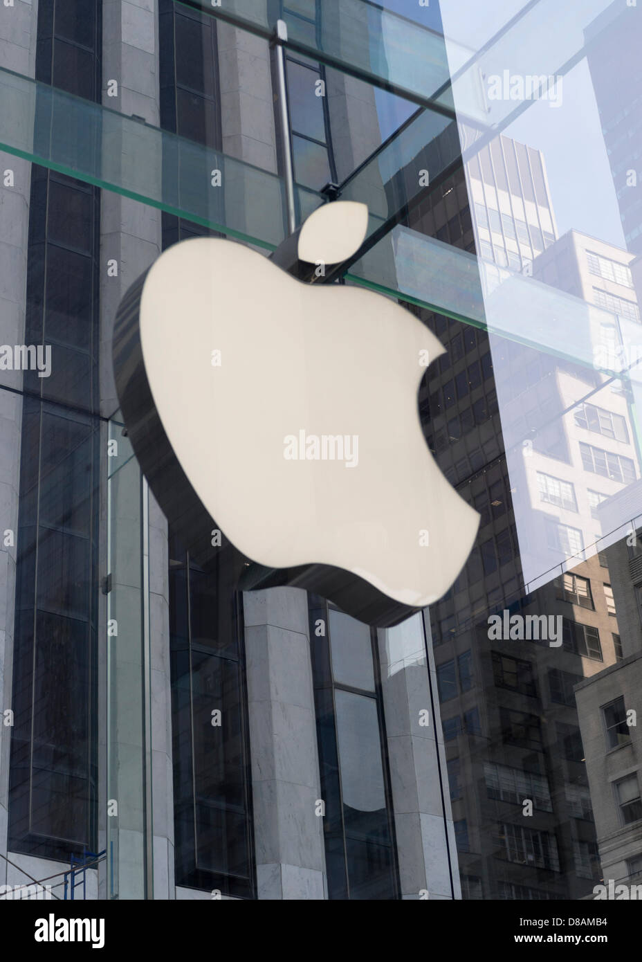Apple glass cube nyc new york city hi-res stock photography and images ...