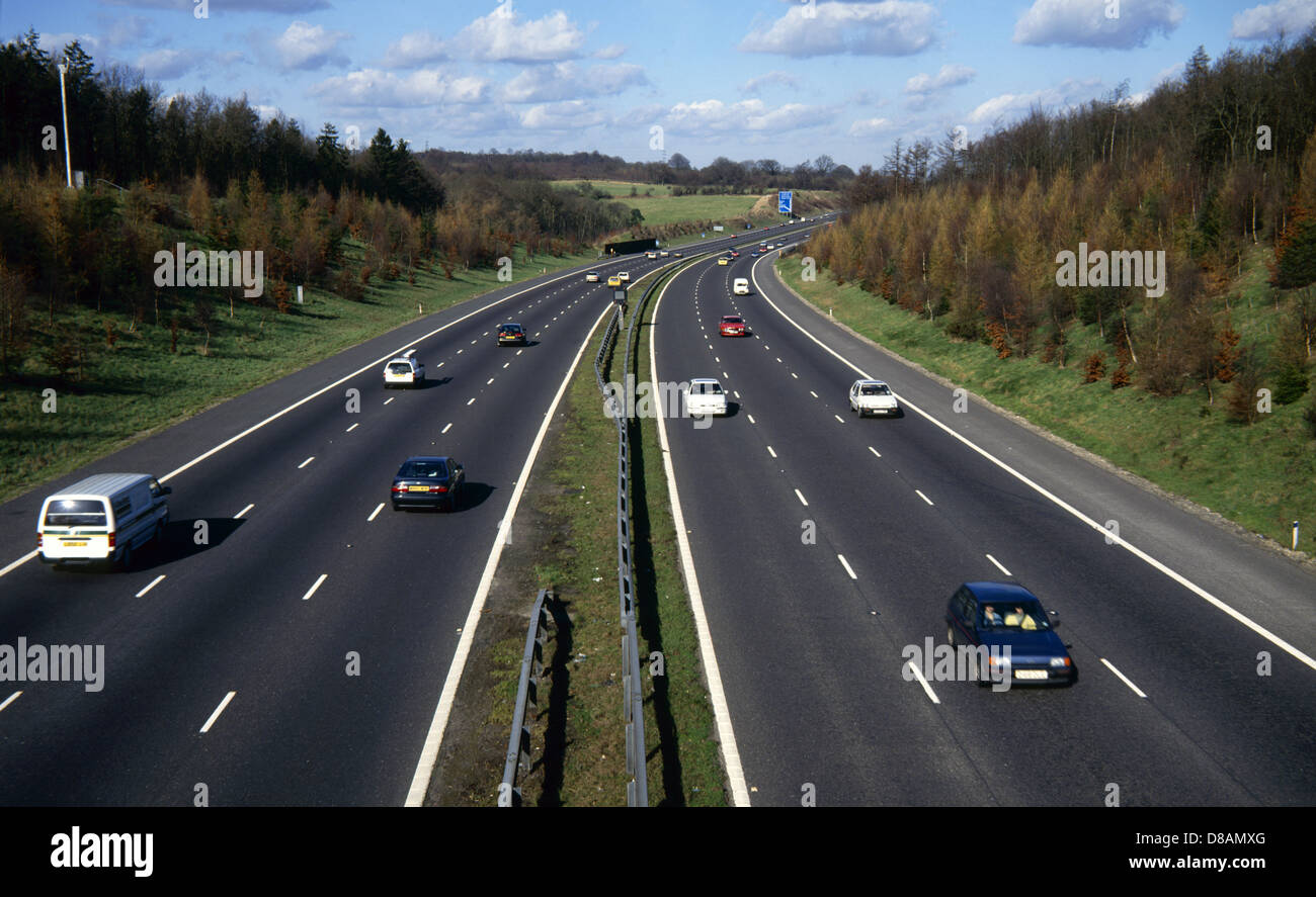 Light traffic on the M25 motorway, between junctions 5 and 4 in west ...