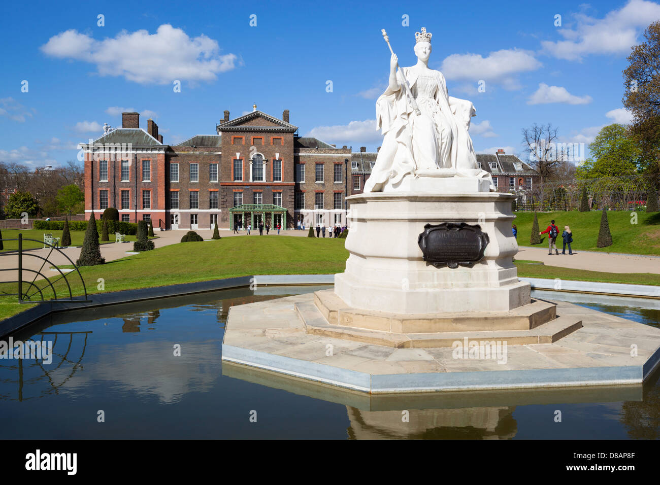 Kensington Palace and Queen Victoria statue Stock Photo - Alamy
