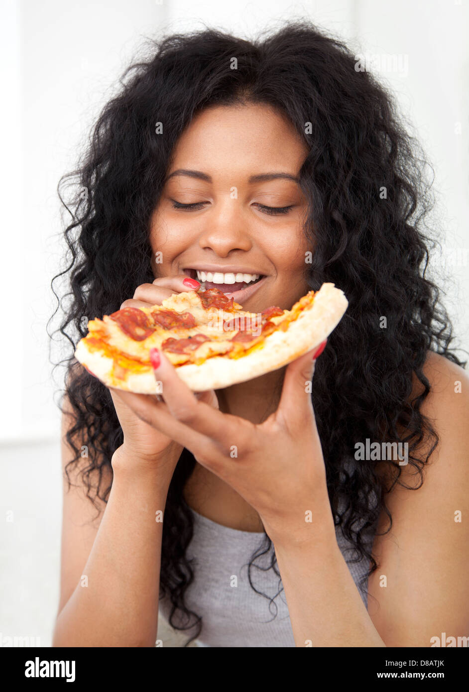 Woman eating pizza Stock Photo - Alamy