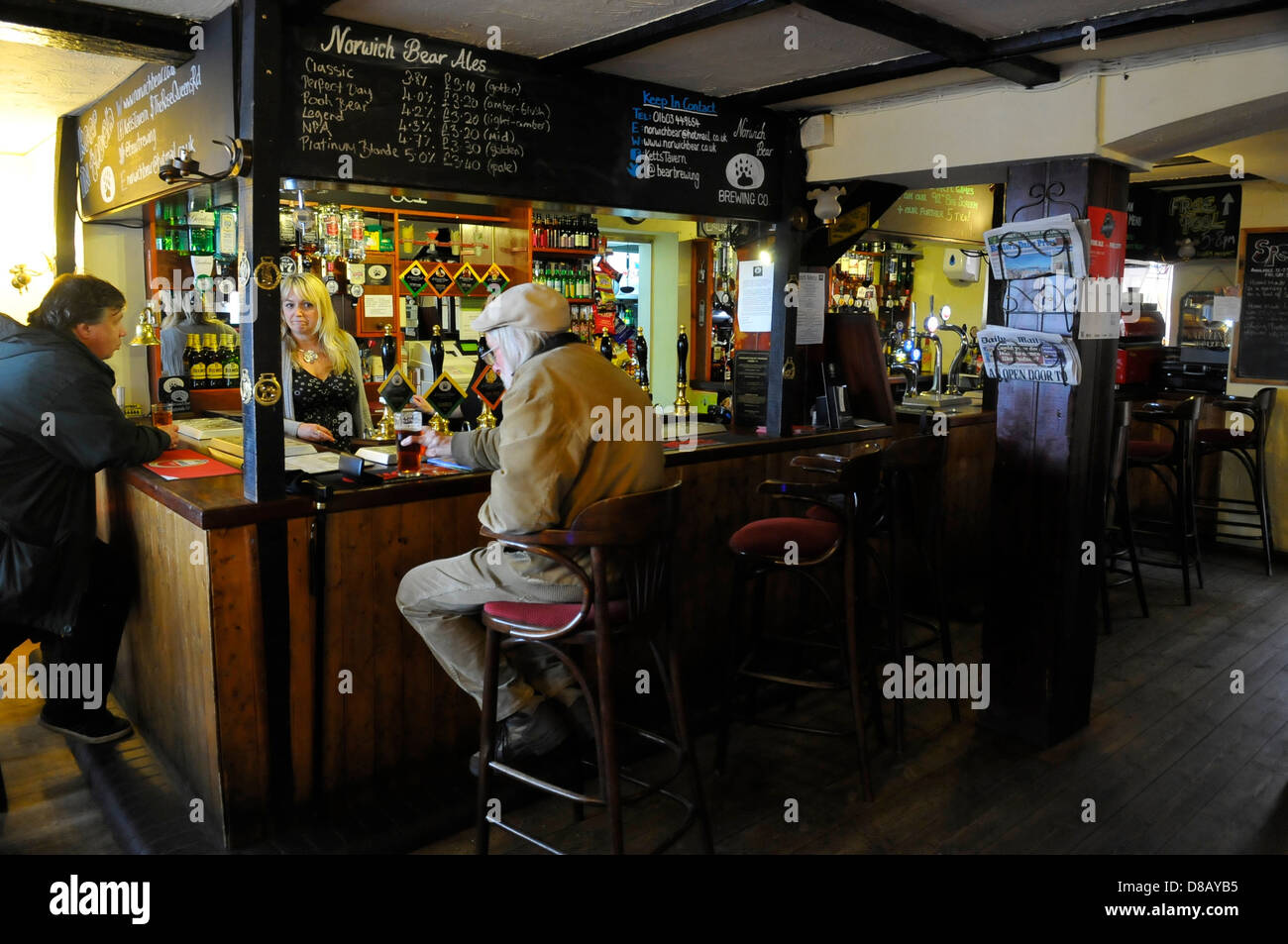 Traditional english pub interior hi-res stock photography and images ...