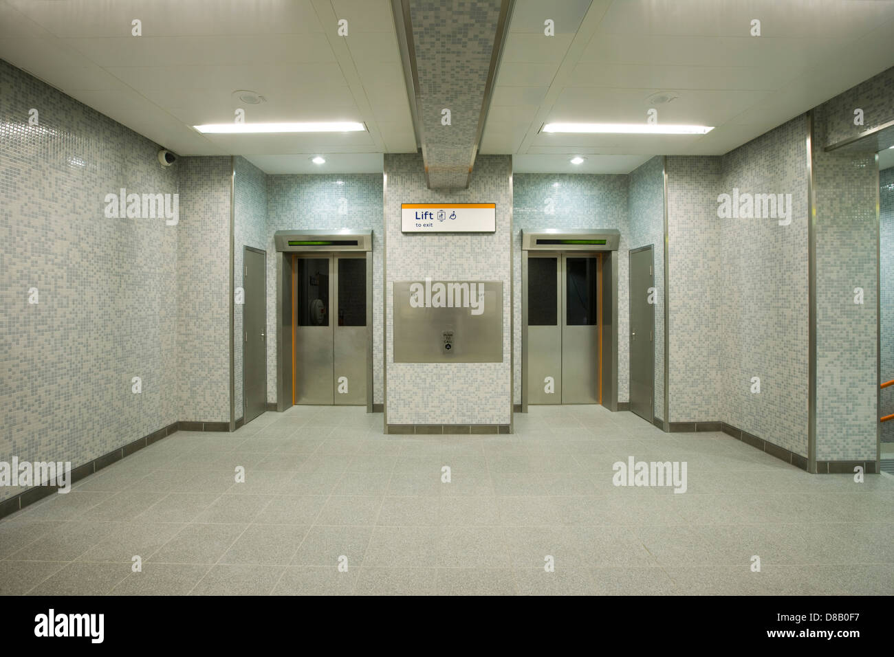 London Overground East London Railway Shadwell Station Stock Photo - Alamy