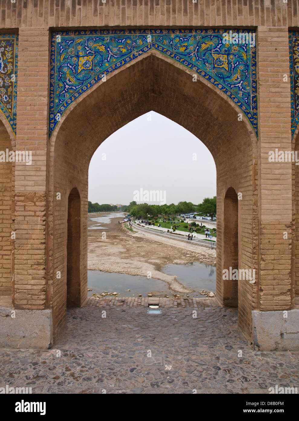 Pointed arch on 33 pol Allah Verdi Khan bridge in Isfahan, Iran Stock ...