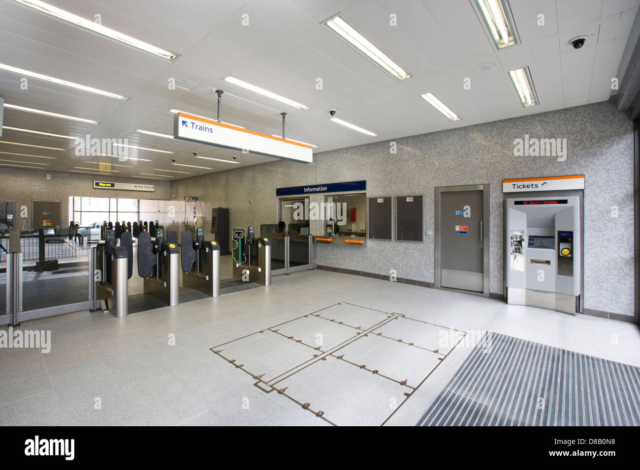 London Overground East London Railway Shadwell Station Stock Photo - Alamy