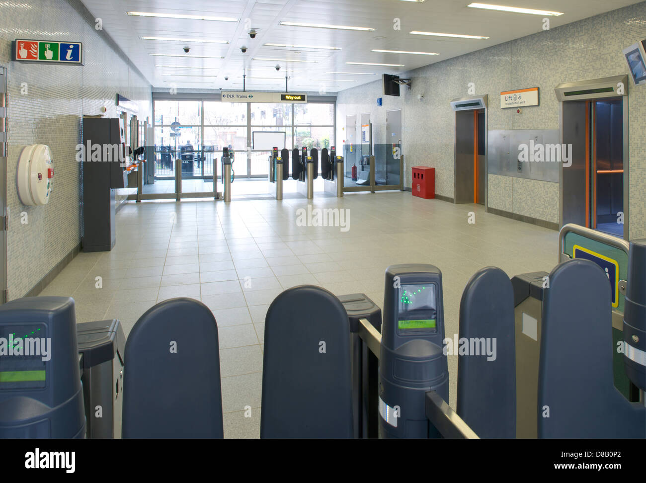 Shadwell overground station hi-res stock photography and images - Alamy