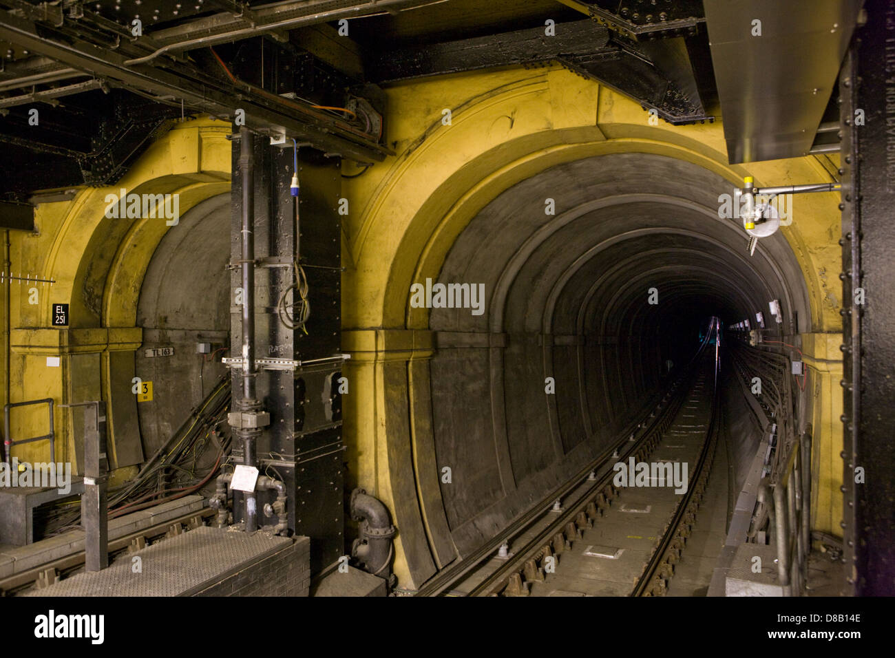 London overground wapping station hi-res stock photography and images ...
