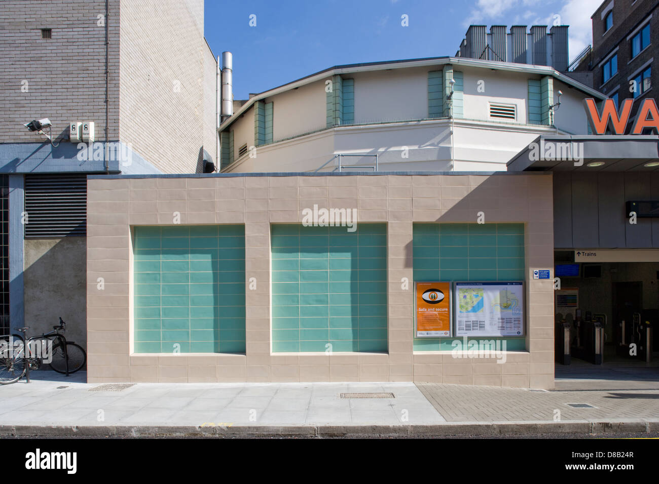 London Overground East London Railway Wapping Station Stock Photo - Alamy