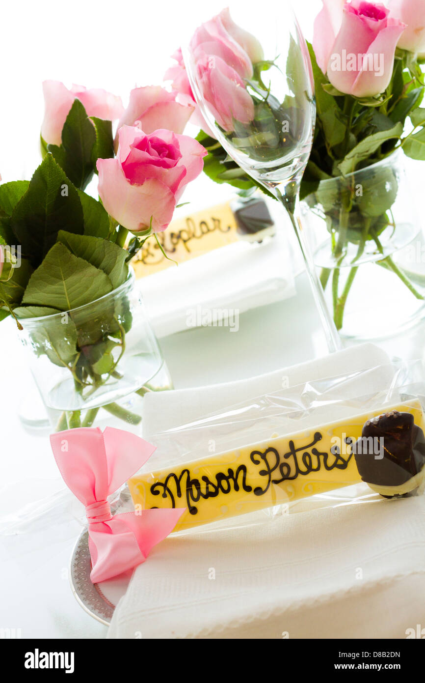 Personolized guest chocolate name plate for the wedding Stock Photo - Alamy