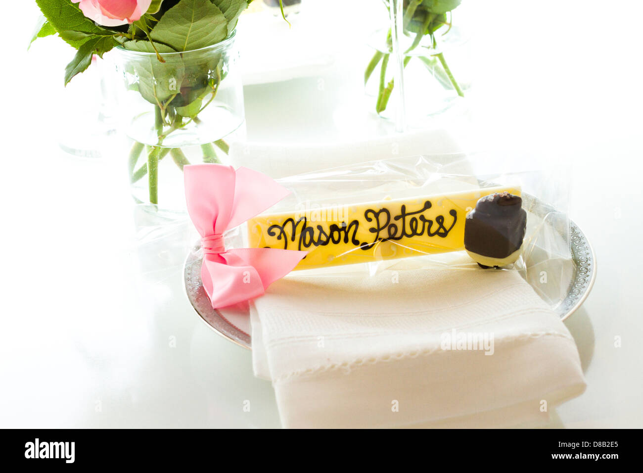 Personolized guest chocolate name plate for the wedding Stock Photo - Alamy
