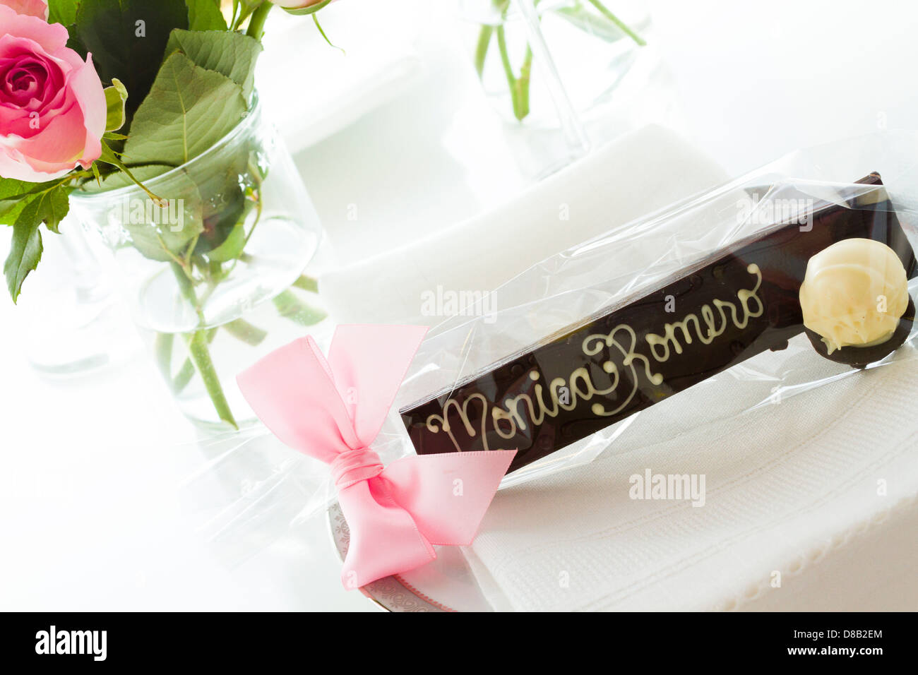 Personolized guest chocolate name plate for the wedding Stock Photo - Alamy