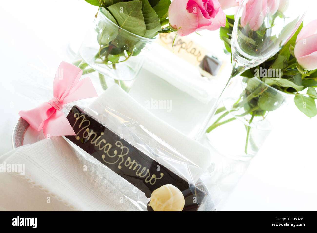 Personolized guest chocolate name plate for the wedding Stock Photo - Alamy