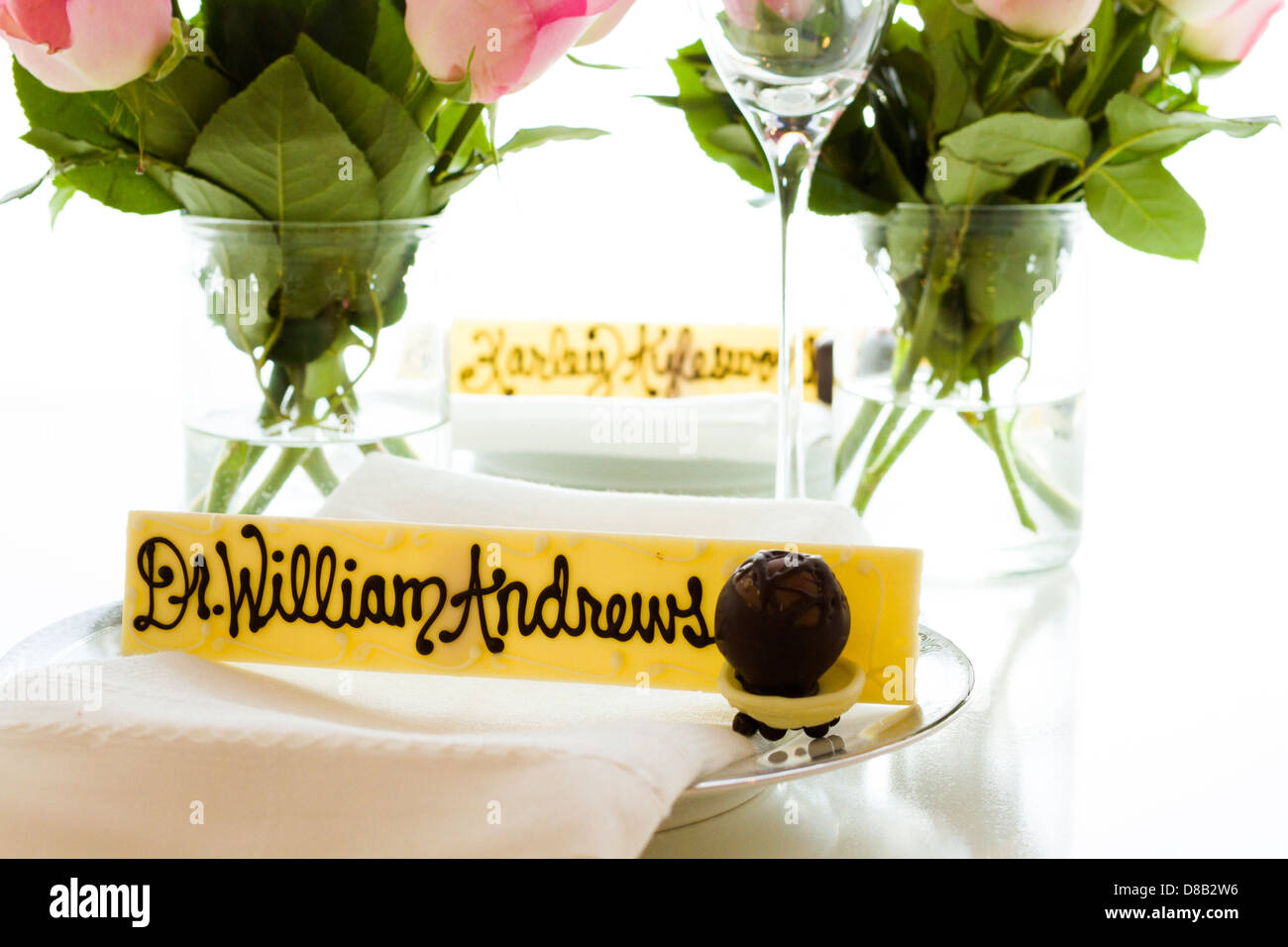 Personolized guest chocolate name plate for the wedding Stock Photo - Alamy