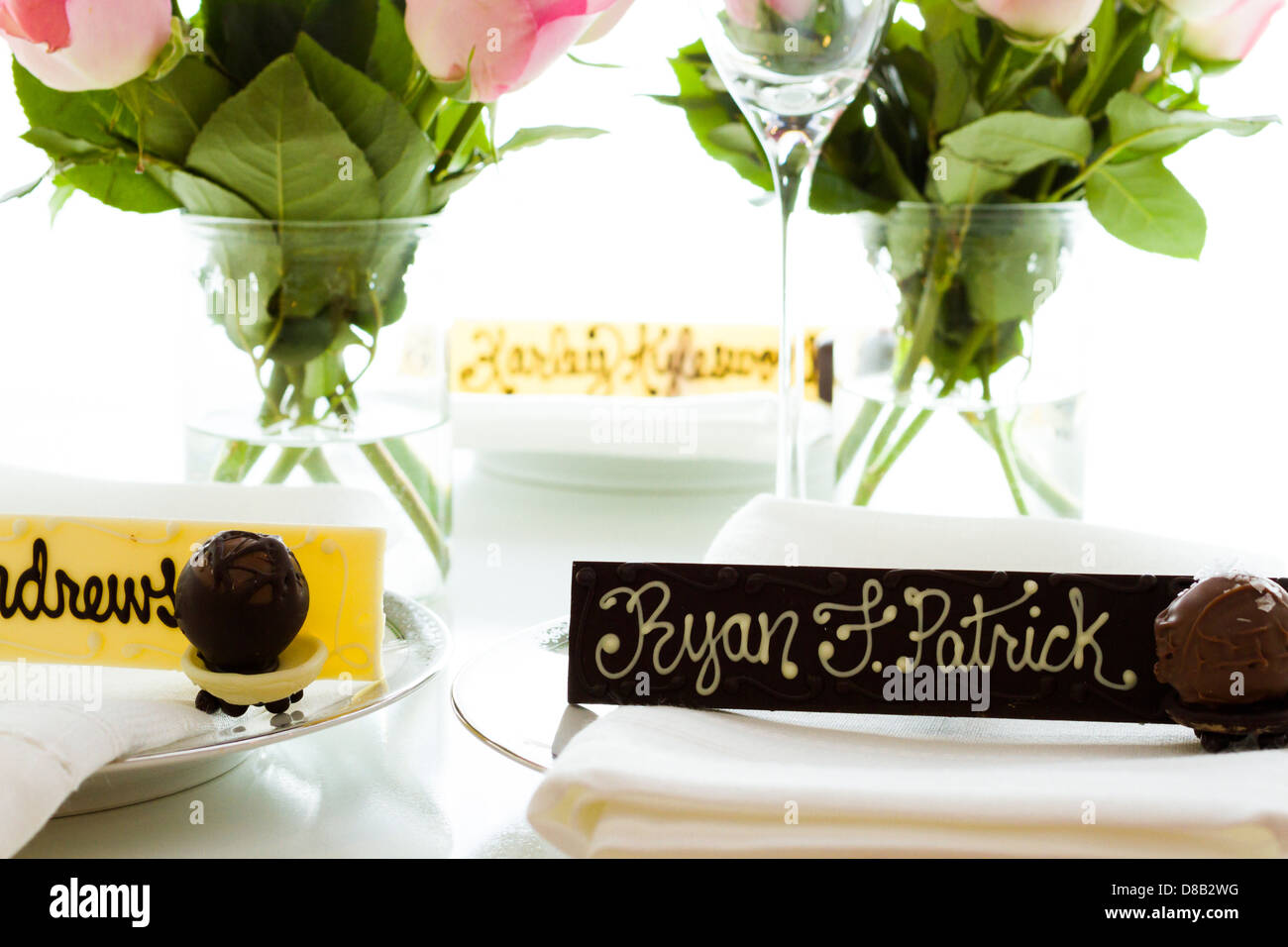 Personolized guest chocolate name plate for the wedding Stock Photo - Alamy