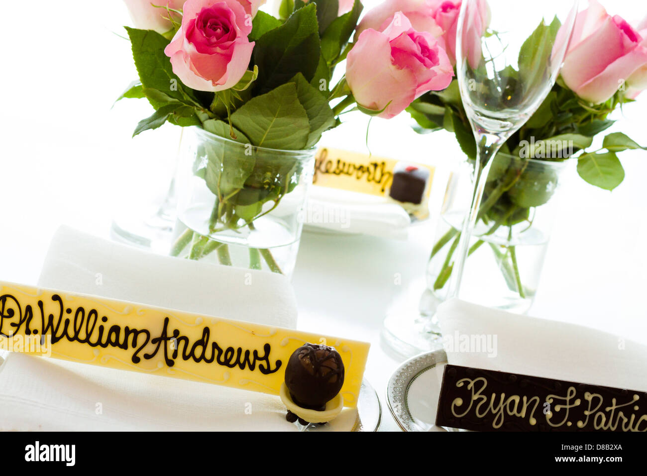 Personolized guest chocolate name plate for the wedding Stock Photo - Alamy