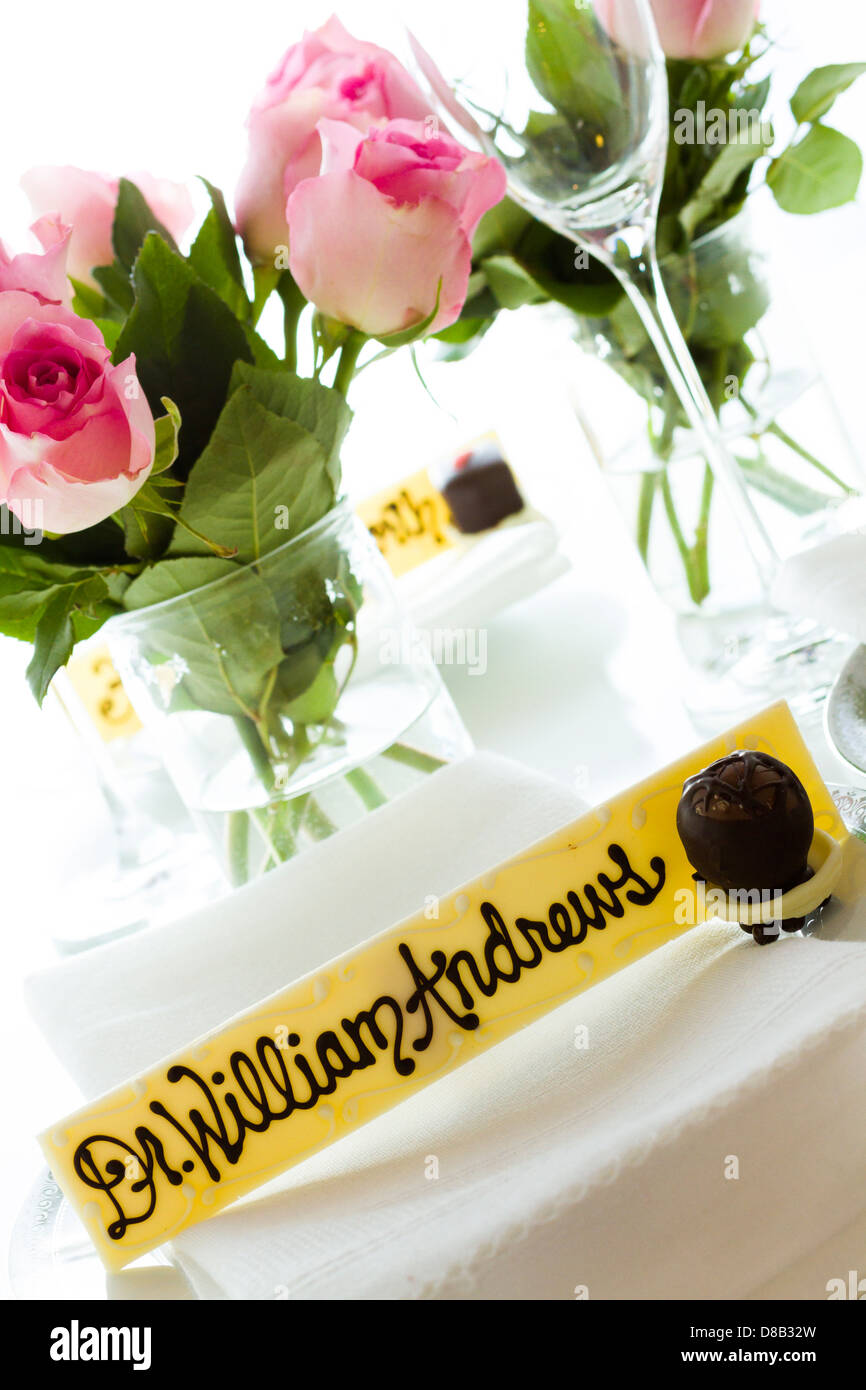Personolized guest chocolate name plate for the wedding Stock Photo - Alamy
