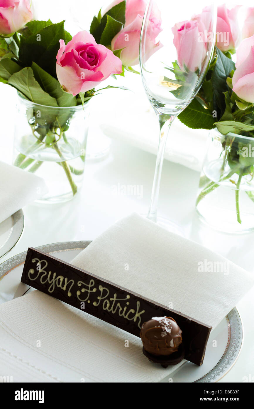 Personolized guest chocolate name plate for the wedding Stock Photo - Alamy