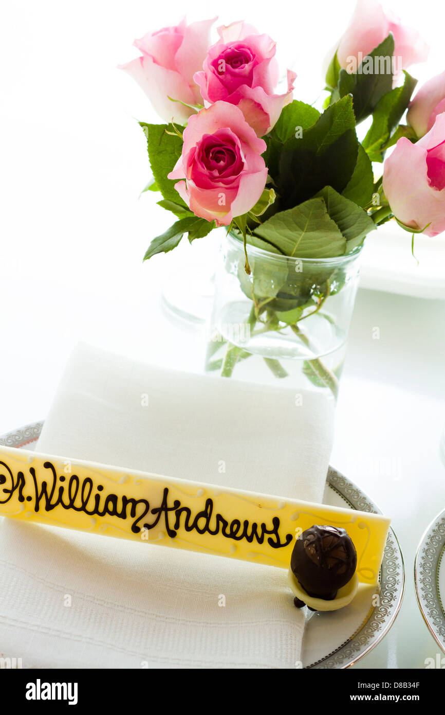 Personolized guest chocolate name plate for the wedding Stock Photo - Alamy
