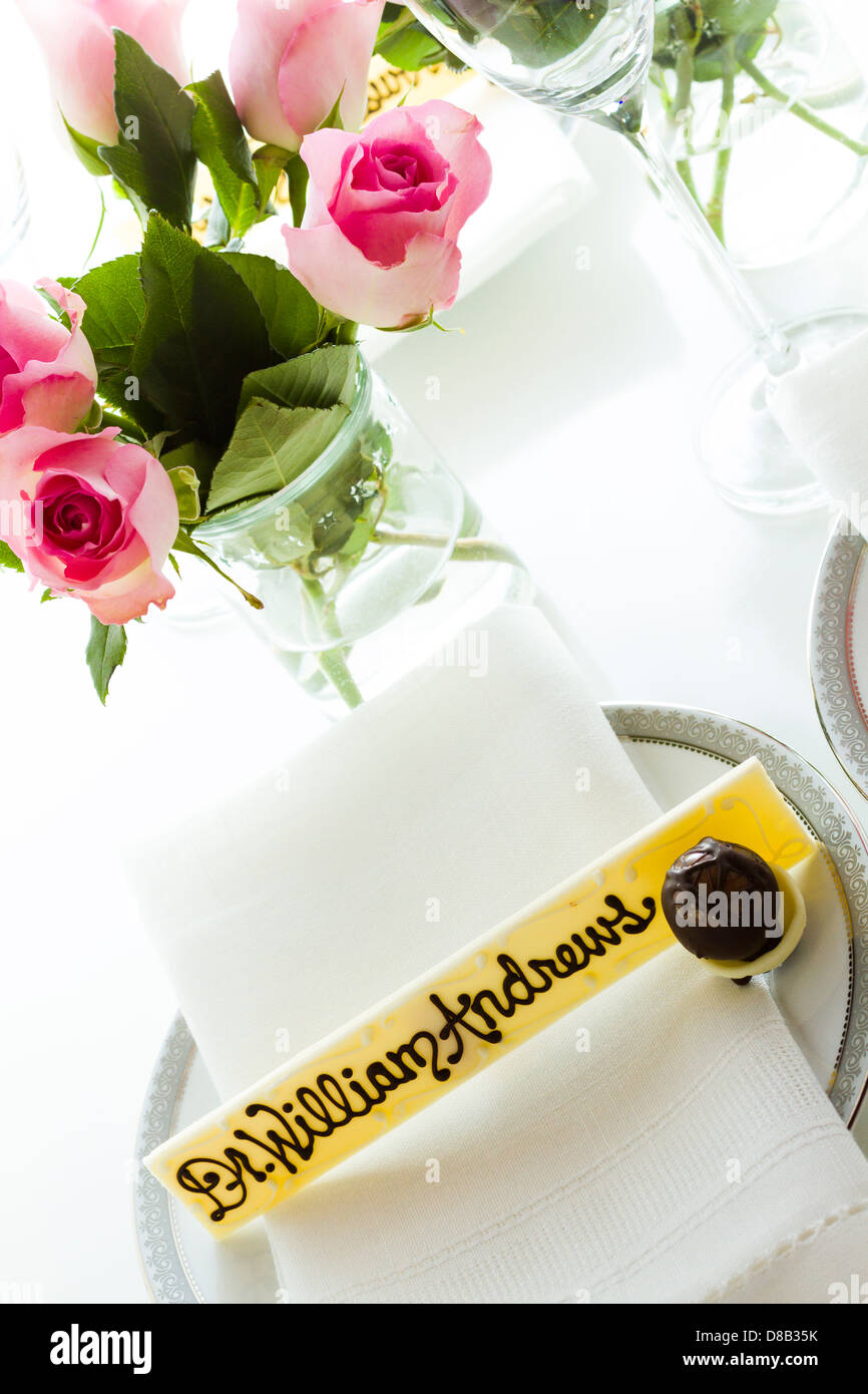 Personolized guest chocolate name plate for the wedding Stock Photo - Alamy
