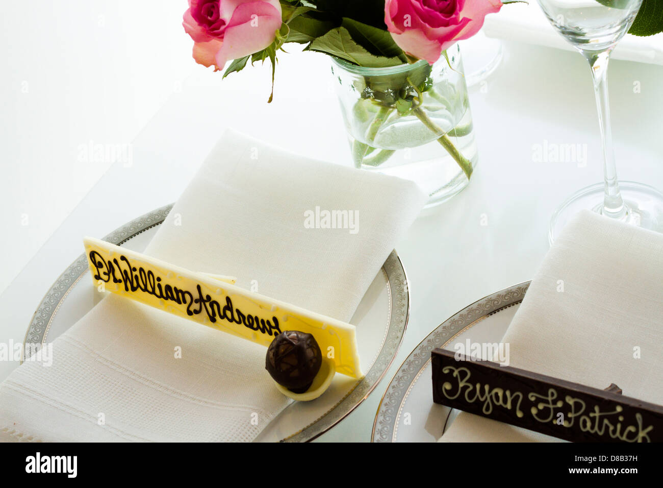 Personolized guest chocolate name plate for the wedding Stock Photo - Alamy