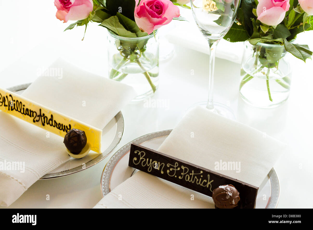 Personolized guest chocolate name plate for the wedding Stock Photo - Alamy