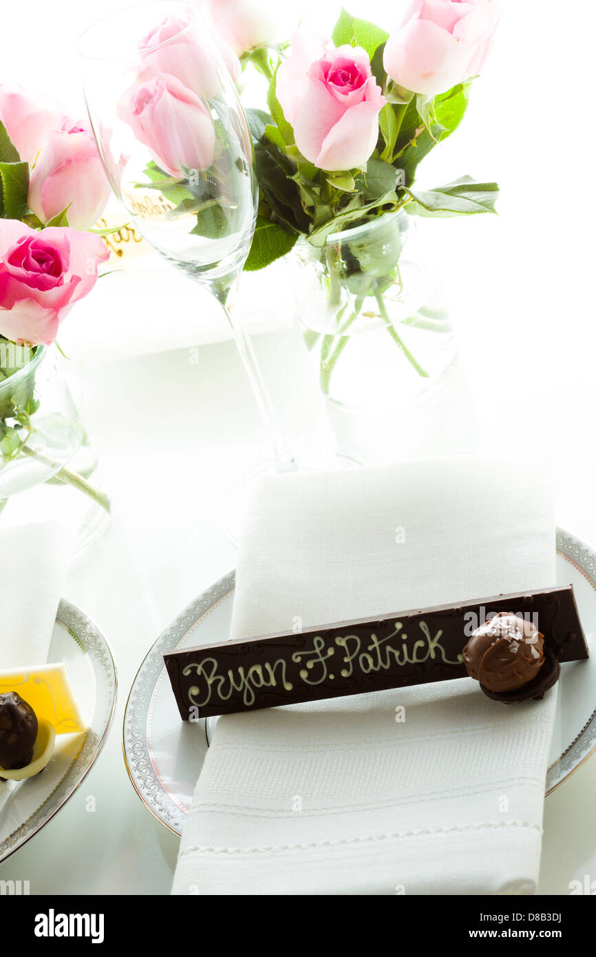 Personolized guest chocolate name plate for the wedding Stock Photo - Alamy