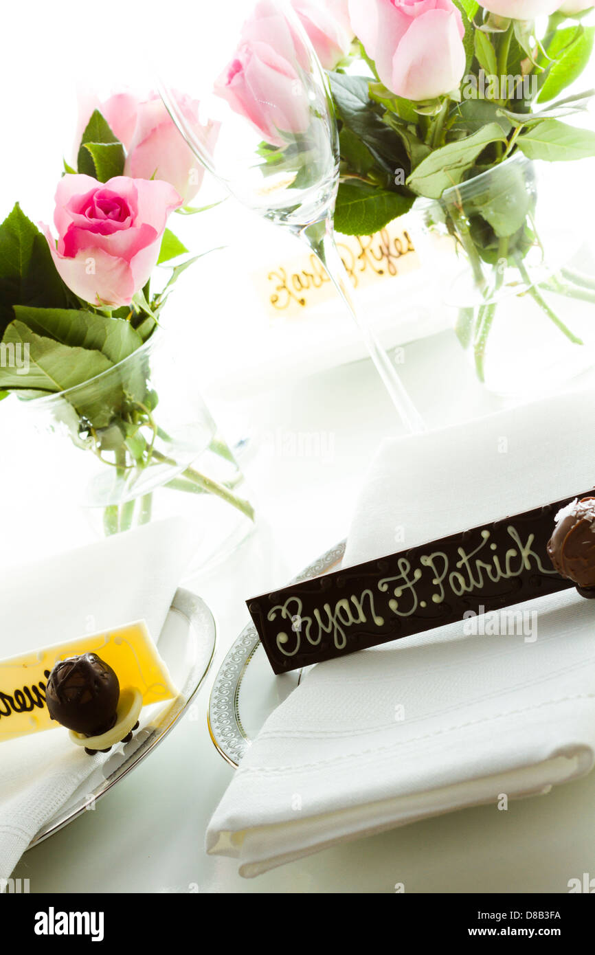 Personolized guest chocolate name plate for the wedding Stock Photo - Alamy