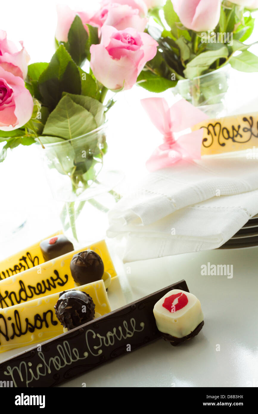 Personolized guest chocolate name plate for the wedding Stock Photo - Alamy