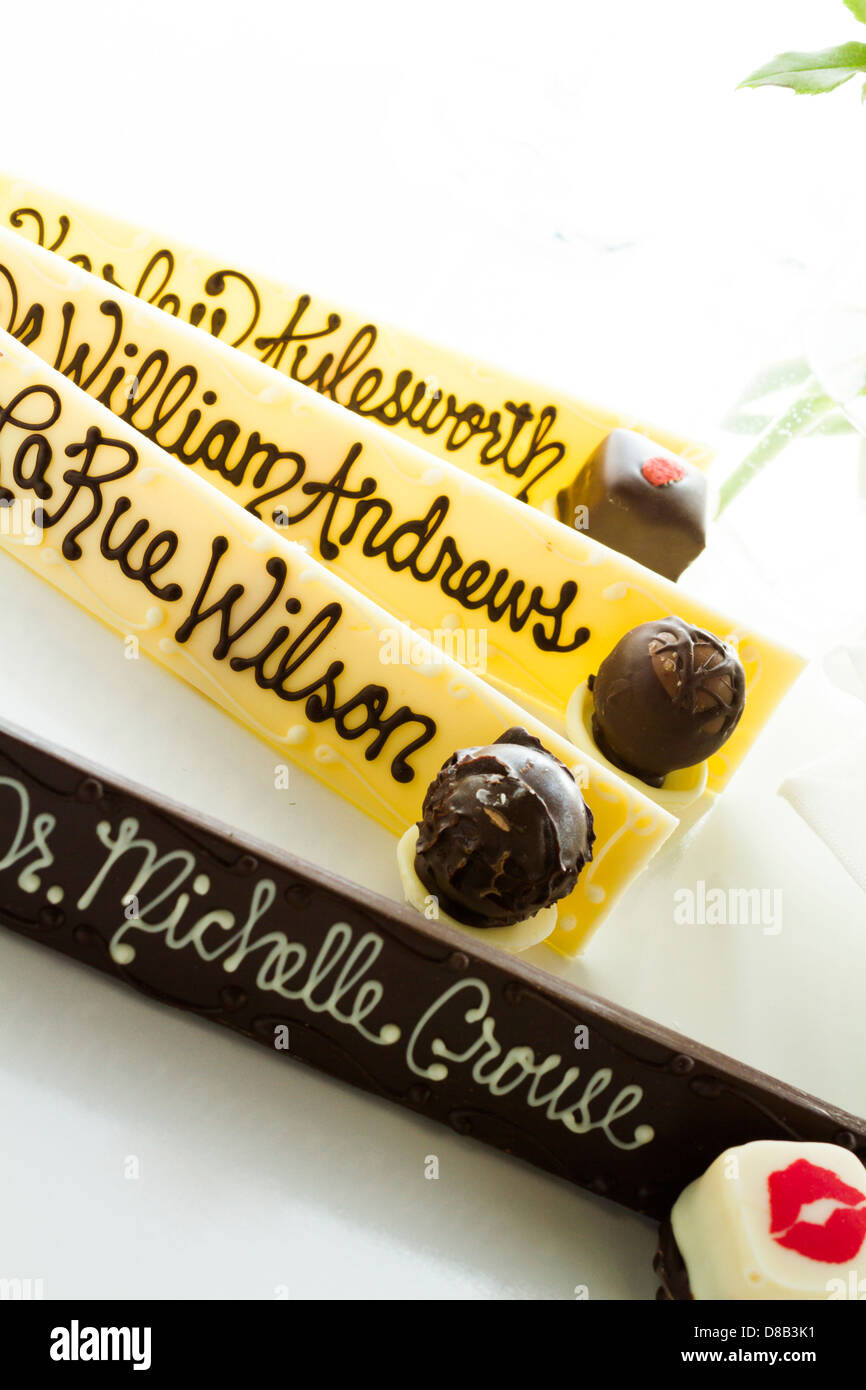 Personolized guest chocolate name plate for the wedding Stock Photo - Alamy