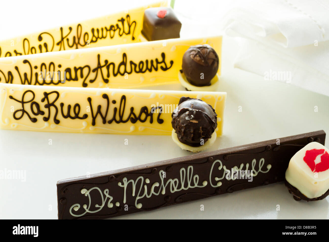 Personolized guest chocolate name plate for the wedding Stock Photo - Alamy