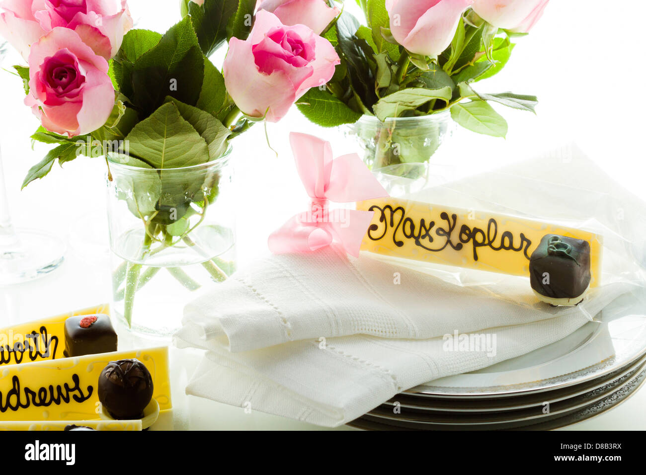 Personolized guest chocolate name plate for the wedding Stock Photo - Alamy