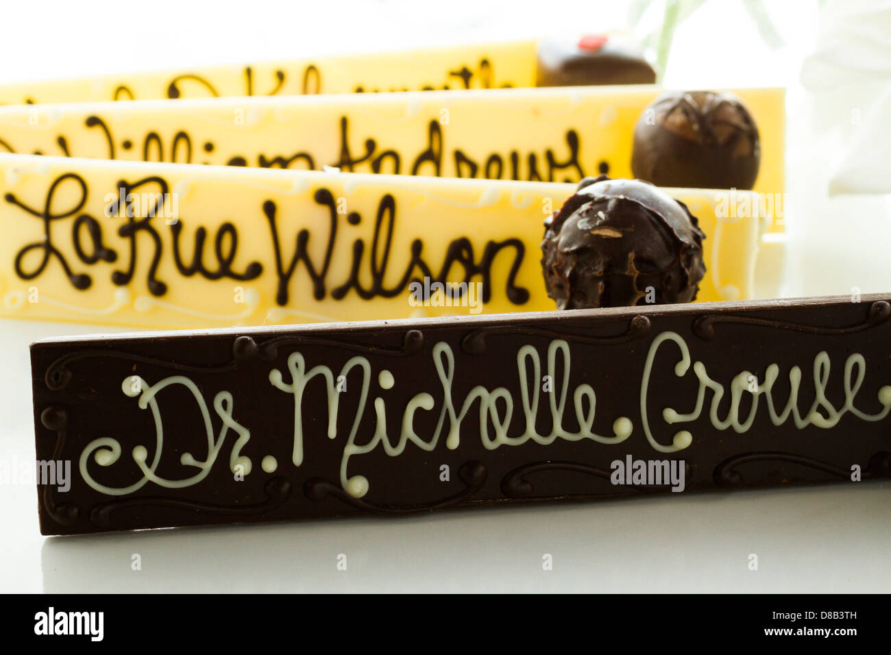 Personolized guest chocolate name plate for the wedding Stock Photo - Alamy