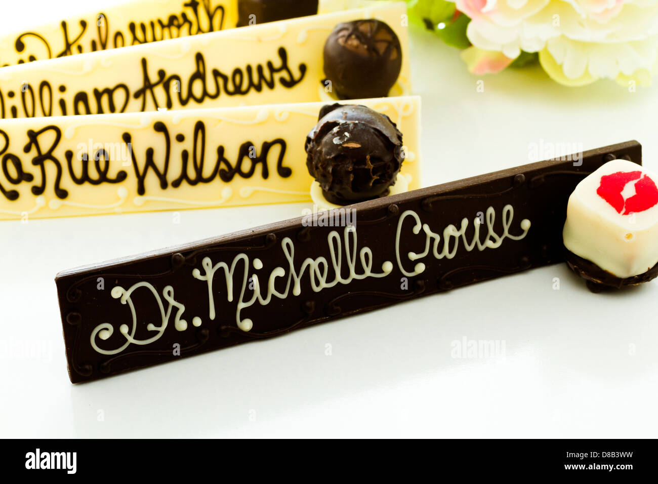 Personolized guest chocolate name plate for the wedding Stock Photo - Alamy