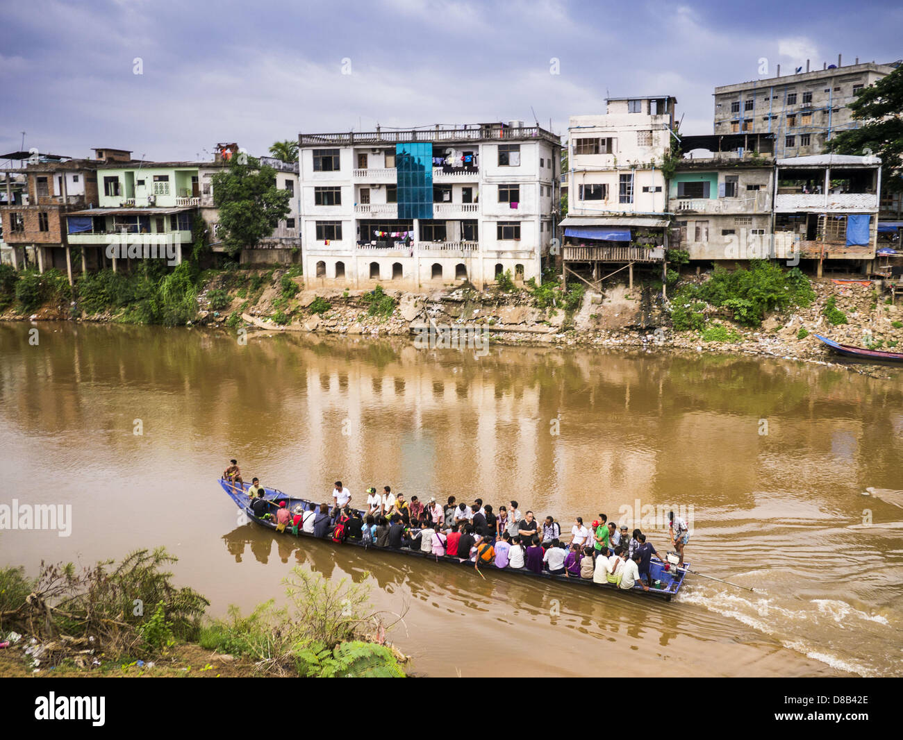 May 23, 2013 - Mae Sot, Tak, Thailand - Burmese cram into a large boat ...