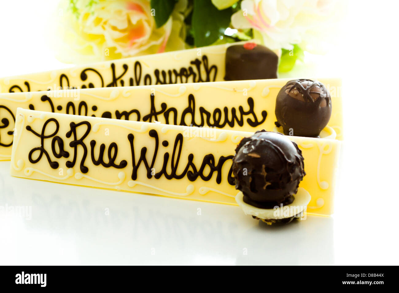Personolized guest chocolate name plate for the wedding Stock Photo - Alamy
