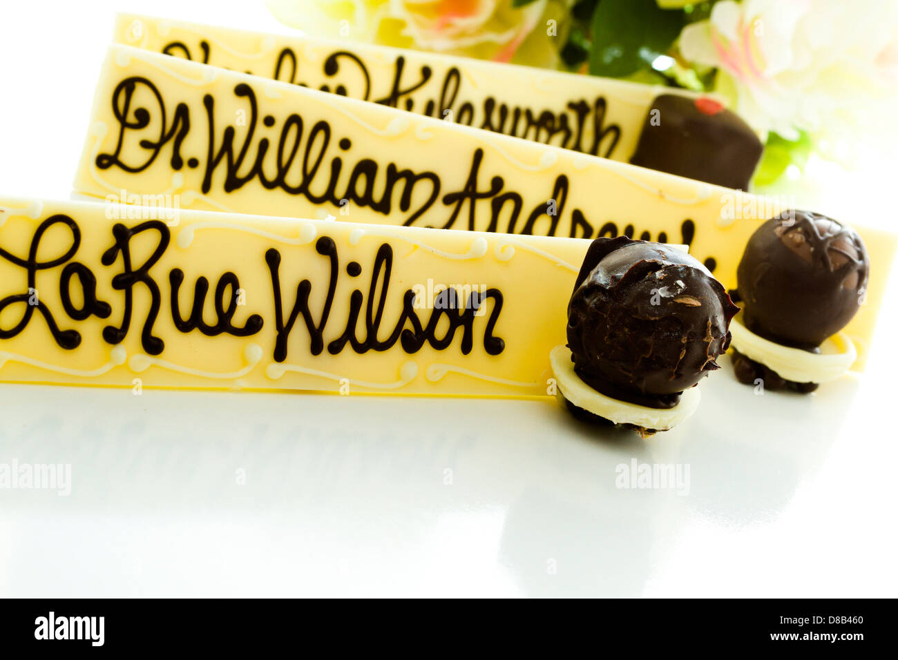 Personolized guest chocolate name plate for the wedding Stock Photo - Alamy